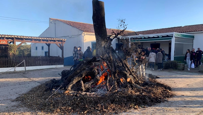Aldeia algarvia tem madeiro de Natal a arder até 6 de janeiro e um ...