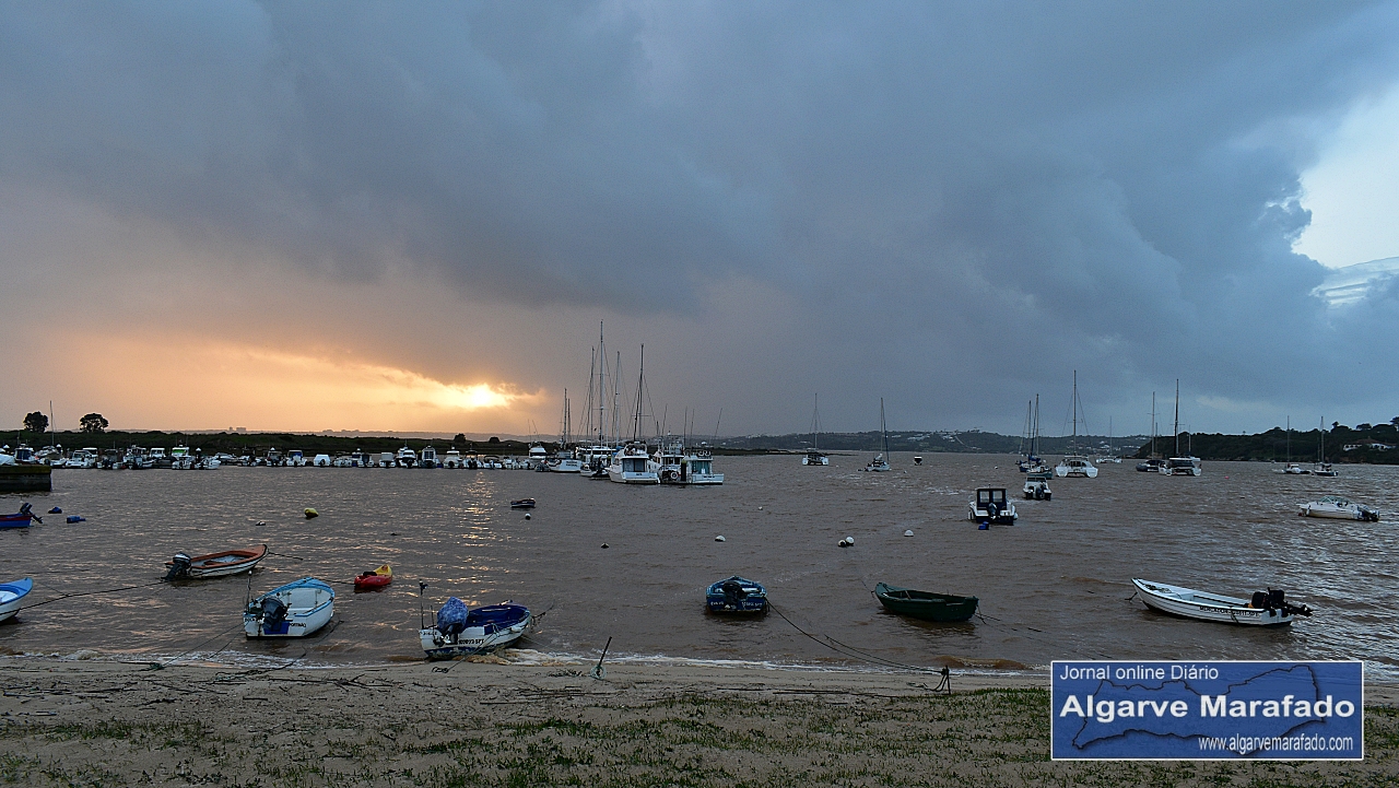 Foto do dia: o sol rompe as nuvens da tempestade para cumprimentar a ...